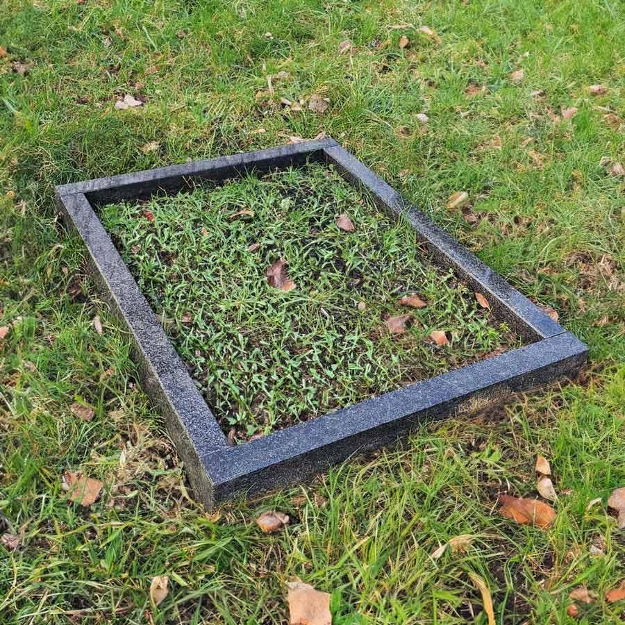 Aufbau Grabeinfassung - Anleitung | DeinSteinmetz.de